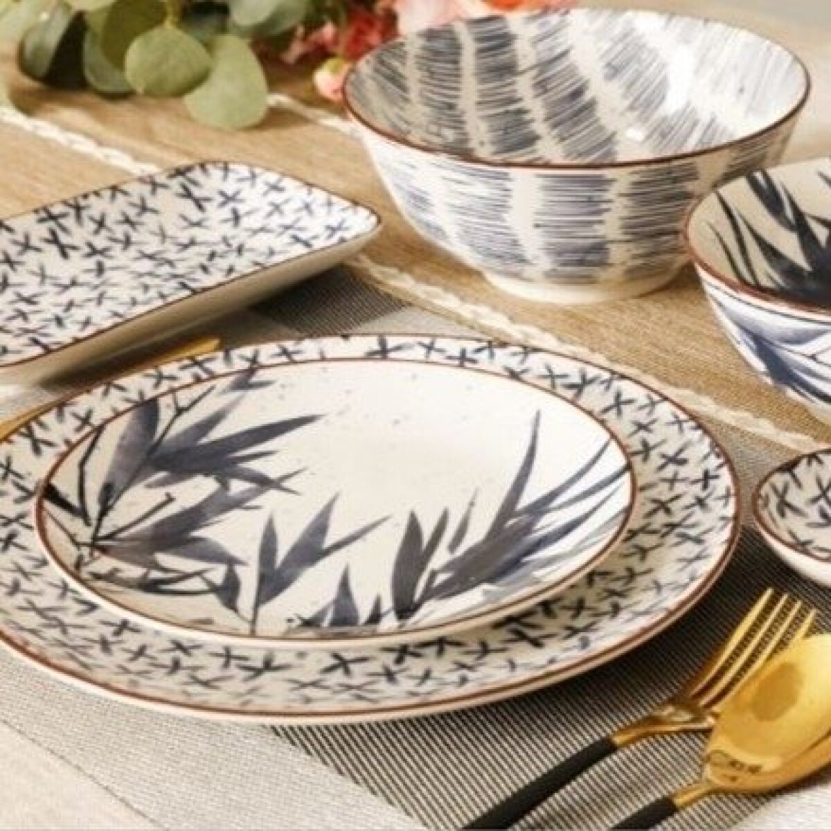 PLATO DE MESA 27x3CM CRUCES AZUL — Deco Hogar