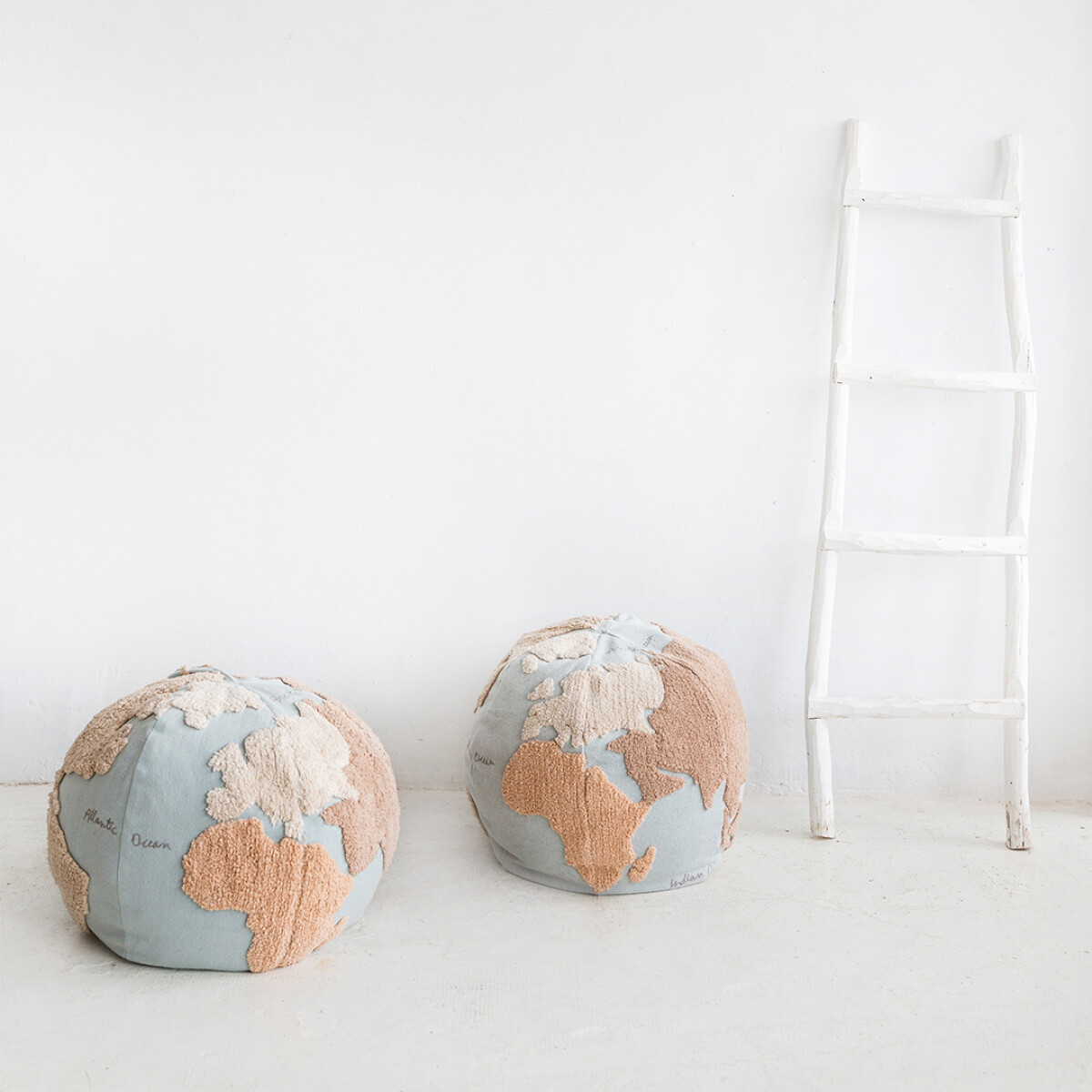 Pouf Lavable - World Map — Walnut
