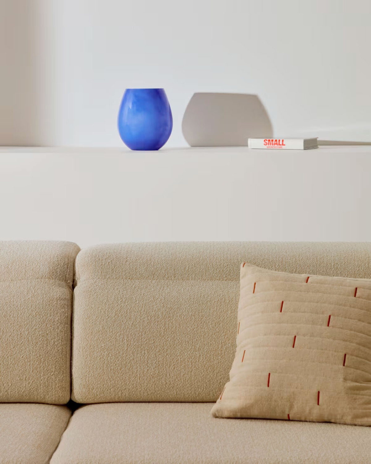 Jarrón Kelse de vidrio azul 21 cm — Kave Home