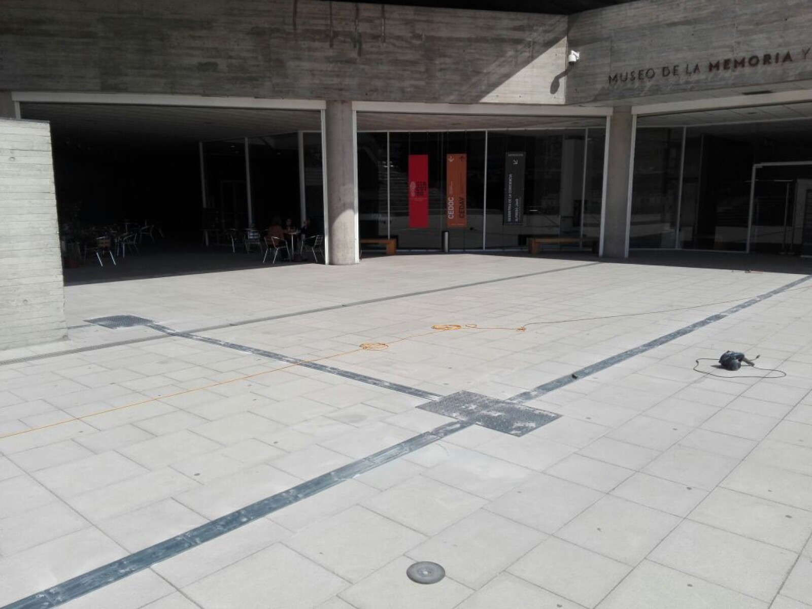 Pavimento Podotáctil Alerta 120 - GRIS — Grupo Licasa