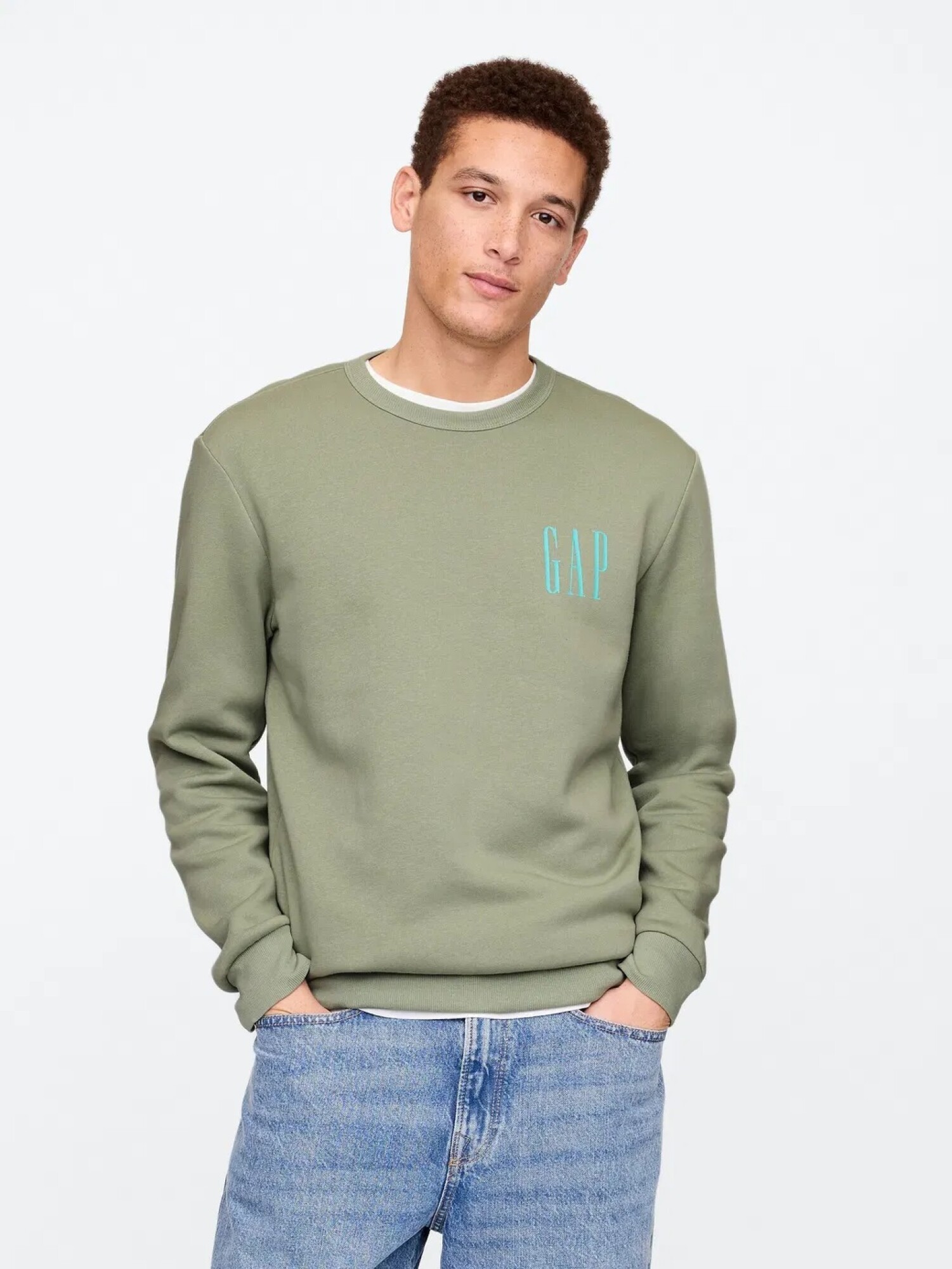 Buzo Deportivo Logo Gap Hombre - Desert Sage — GAP Uruguay